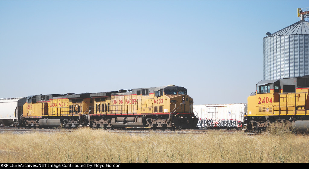 UP 6632 leads heavy westbound unit train toward the Blue Mts